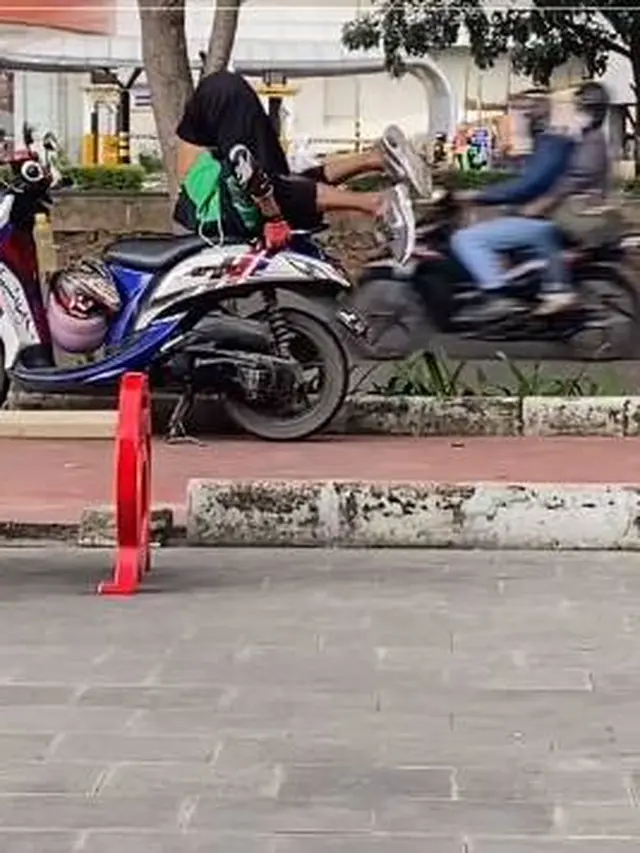 Viral Aksi Driver Ojol Tunggu Orderan Ini Malah Atraksi di Atas Motor - Hot Liputan6.com