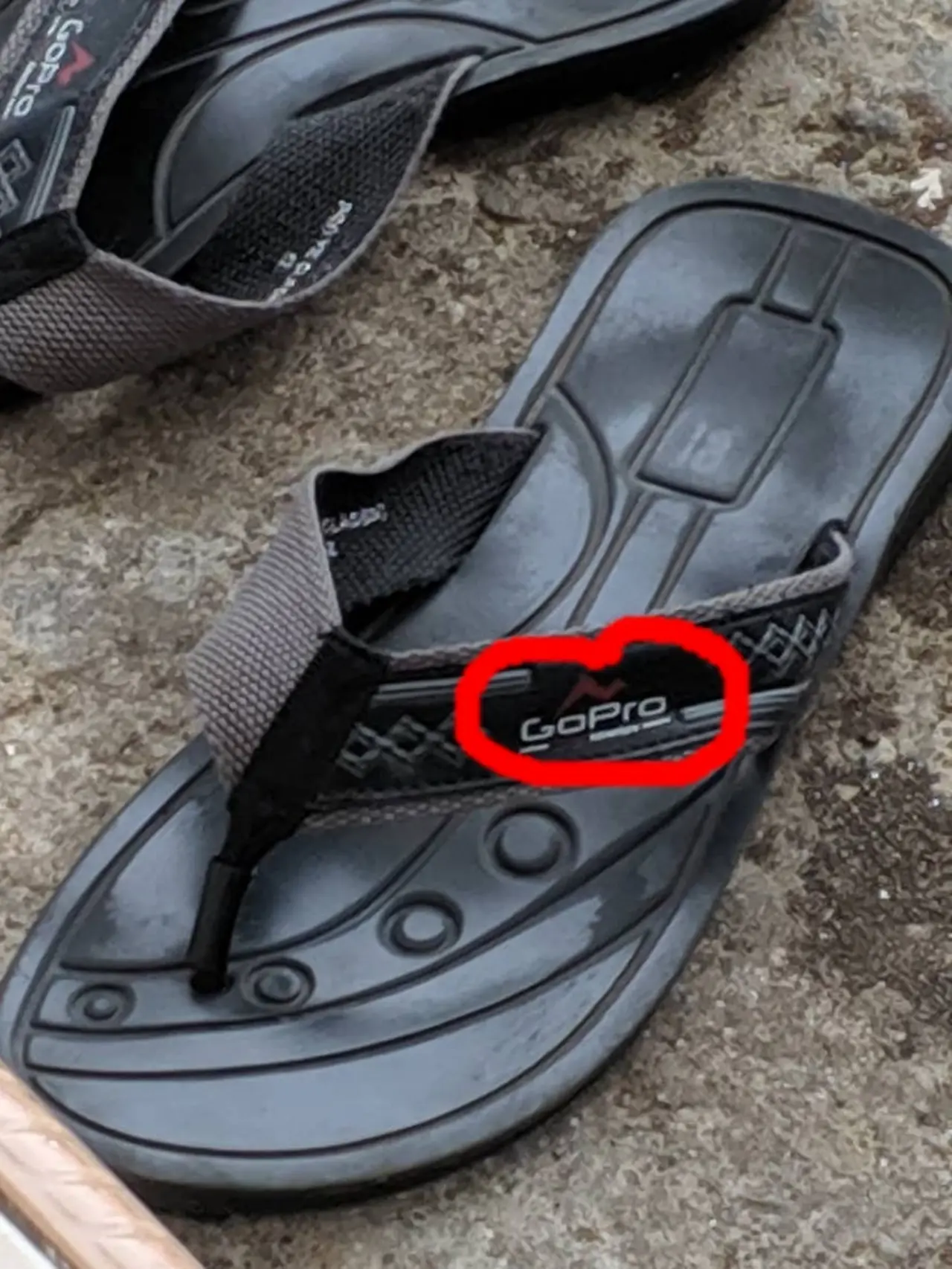 7 Potret Sandal dengan Merek Nyeleneh Ini Bikin Geleng Kepala - Hot ...