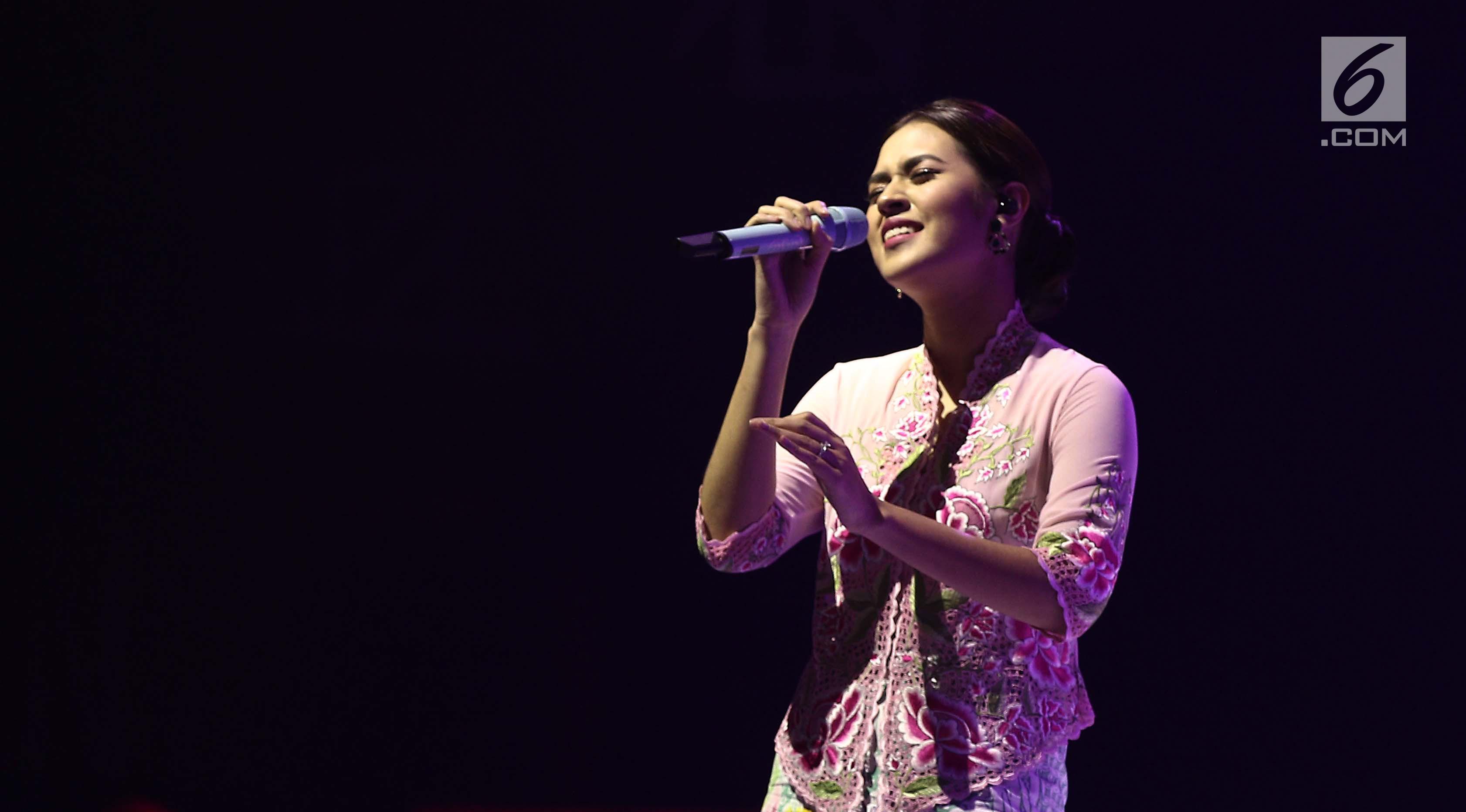 Cantiknya Raisa dalam Balutan Kebaya Encim Khas Betawi - Fashion ...