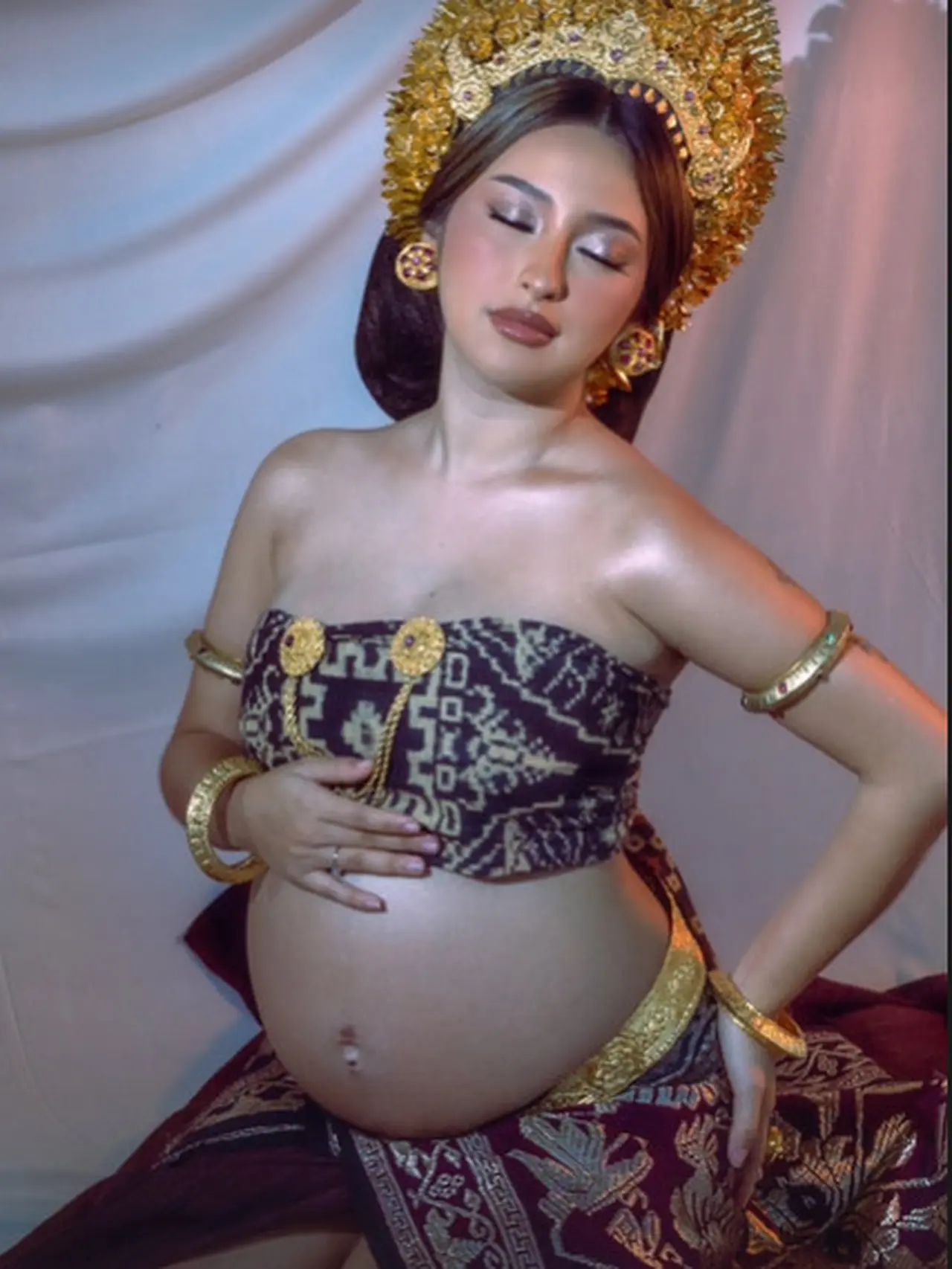 Pesona Keibuan Jennifer Coppen di Maternity Shoot dengan Adat Bali ...