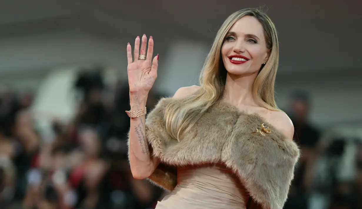 Angelina Jolie Debut dengan Rambut Pirang Barunya di Festival Film ...