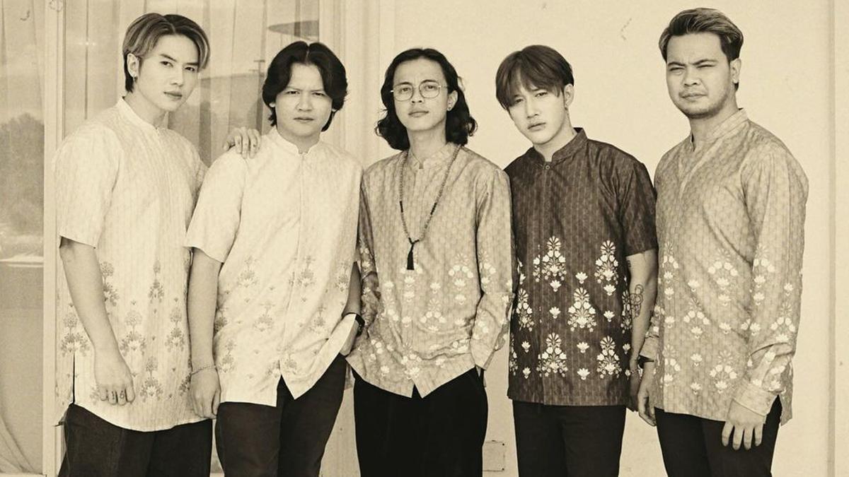Potret Anniversary ke-14 SMASH, Para Member Tampil Unik Pakai Baju Koko