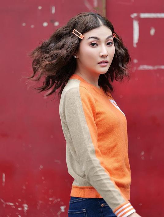 9 Potret Sarwendah Tampil Awet Muda dengan Outfit Warna-Warni di Usia ...