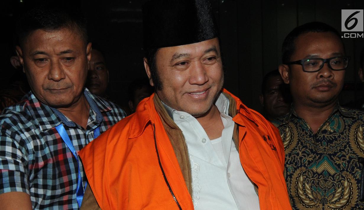 FOTO: KPK Resmi Tahan Bupati Lampung Selatan - Foto Liputan6.com