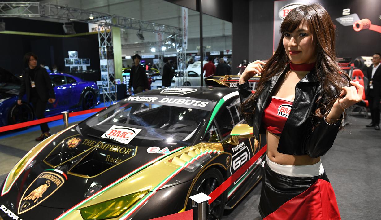 FOTO: Aksi Model Seksi Panaskan Pameran Modifikasi Mobil Terbesar di ...