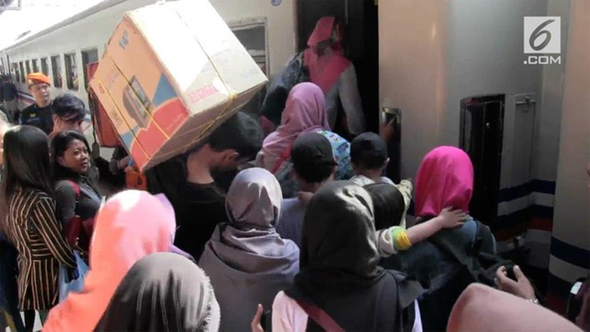 150 Ribu Pemudik Berangkat dari Stasiun KA Pasar Senen - Islami Liputan6.com