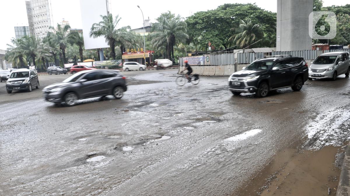 5 Tips Aman Melewati Jalan Berlubang dan Penuh Genangan Air