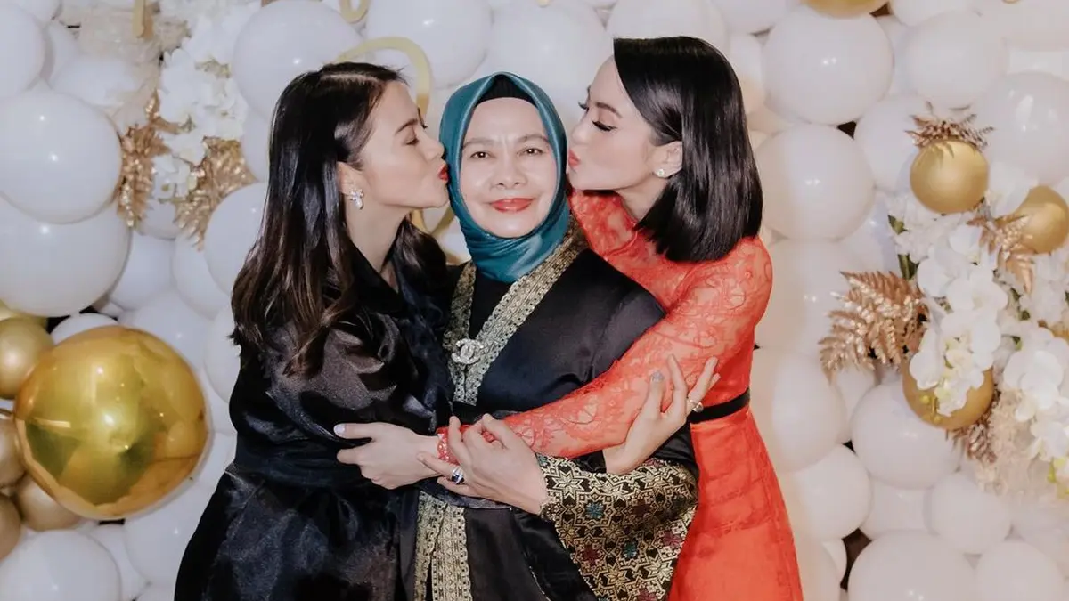 Tak Bisa Mendampingi, Rini Yulianti Ikuti Perkembangan Ibunda Melalui Video Call - Photo Fimela.com