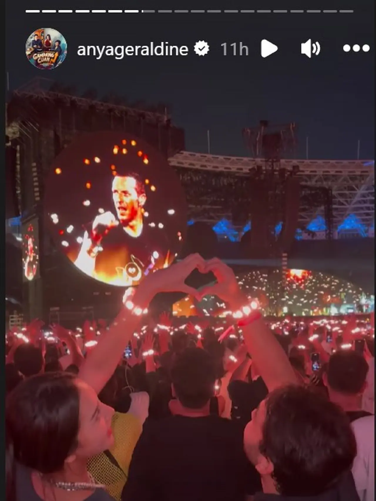 Anya Geraldine So Sweet Banget Nonton Konser Coldplay Bareng Pacar ...