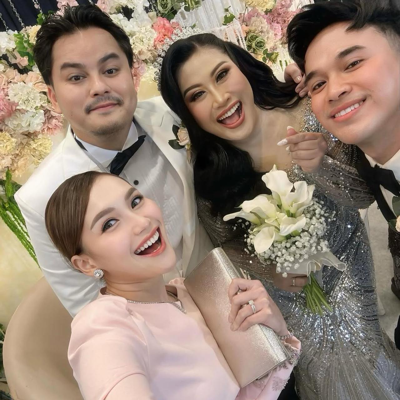 Potret Kalung Silver Ayu Ting Ting saat Hadiri Pernikahan Boiyen ...