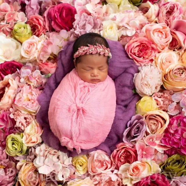 Jalani Pemotretan Perdana, Bayi Nina Zatulini Tidur di Hamparan Bunga ...