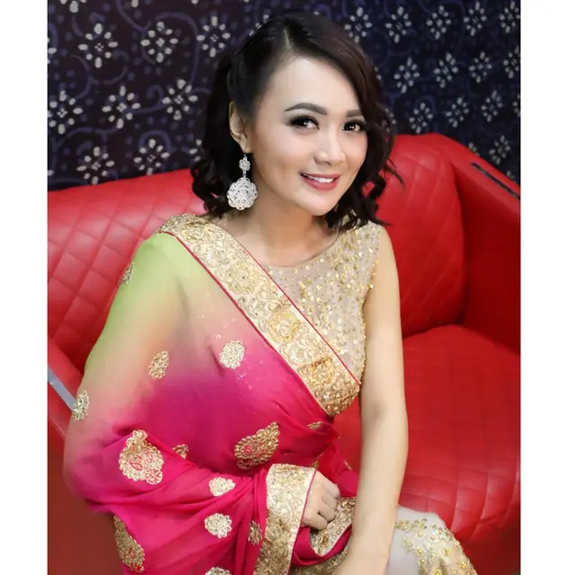 6 Seleb Wanita Ini Punya Lesung Pipi Alami, Cantiknya Memesona - Hot ...