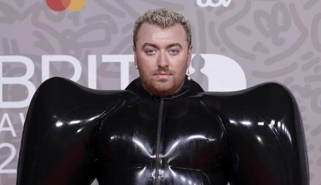 Melihat Gaya Nyentrik Sam Smith di BRIT Awards 2023 - Foto Liputan6.com
