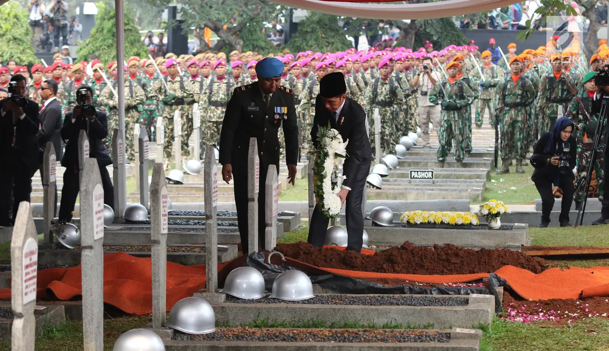 FOTO: Jokowi Letakkan Karangan Bunga di Pusara BJ Habibie - Foto ...