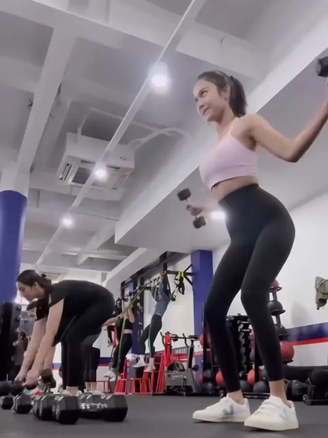 7 Potret Azizah Salsha Istri Arhan Saat Nge-Gym, Sepatu Mahal Jadi ...