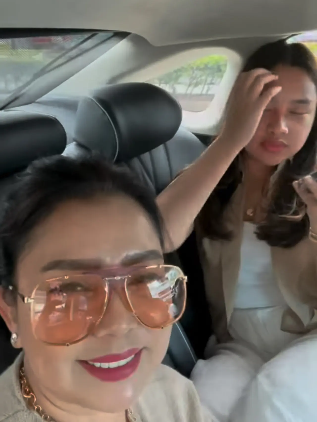 7 Momen Mayangsari dan Khirani Nongkrong Bareng, Tampil Anggun - Hot Liputan6.com