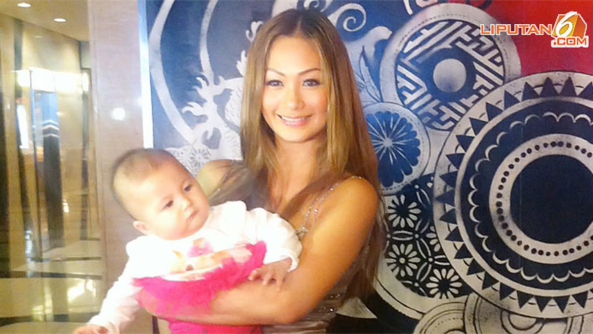 Indah Kalalo Kerepotan Urus Anak - ShowBiz Liputan6.com