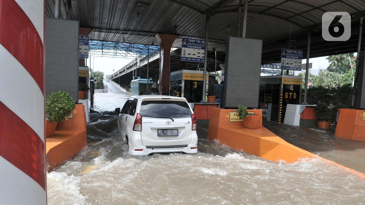 Terpaksa Terobos Banjir dengan Mobil Matik, Begini Caranya - Otomotif Liputan6.com