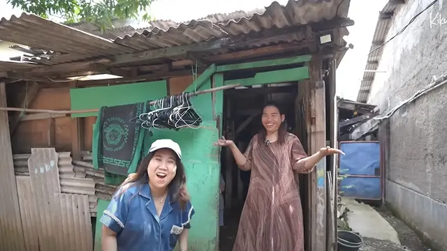 'Emak-emak' Komika Viral, Intip 8 Potret Rumah Sederhana Mpok Citra yang Beratap Seng - ShowBiz ...