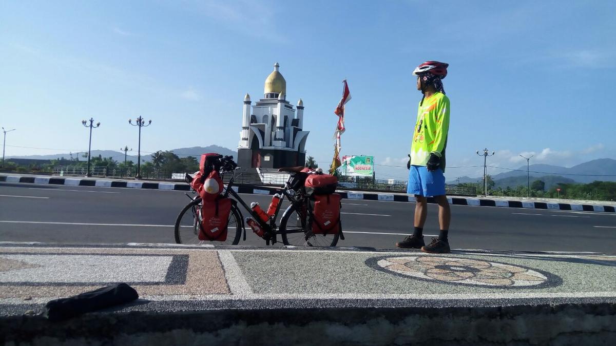 Kisah Mahiir, Bersepeda Keliling Indonesia demi Sebarkan Virus Literasi ...