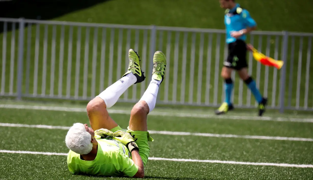 FOTO: Kakek 73 Tahun Jadi Pesepak Bola Tertua di Dunia - Foto Liputan6.com