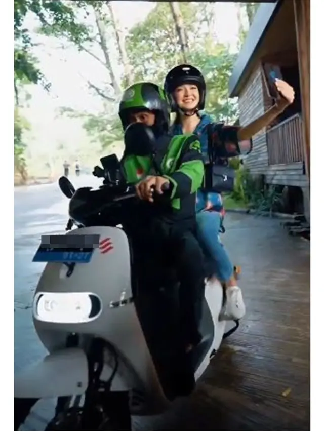 6 Potret Bahagia Driver Ojol Babeh Ary Bonceng Raline Shah, Keliling Jakarta - Hot Liputan6.com