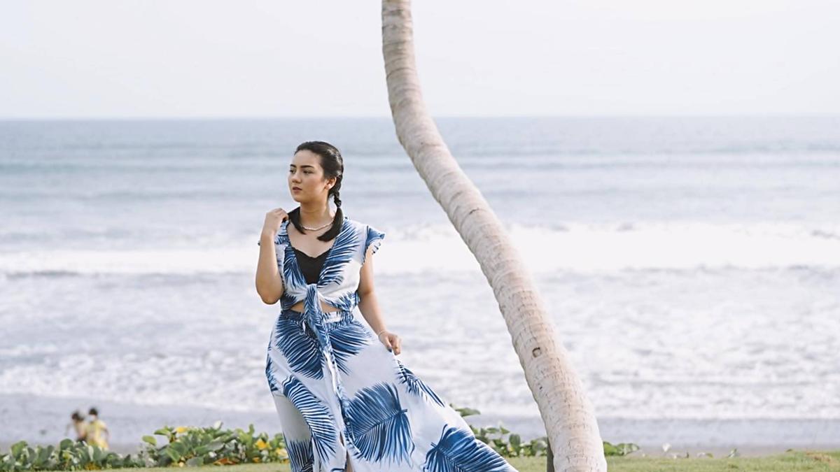 FOTO: Gaya Ersya Aurelia saat Liburan ke Pantai, Tampil Menawan dengan ...
