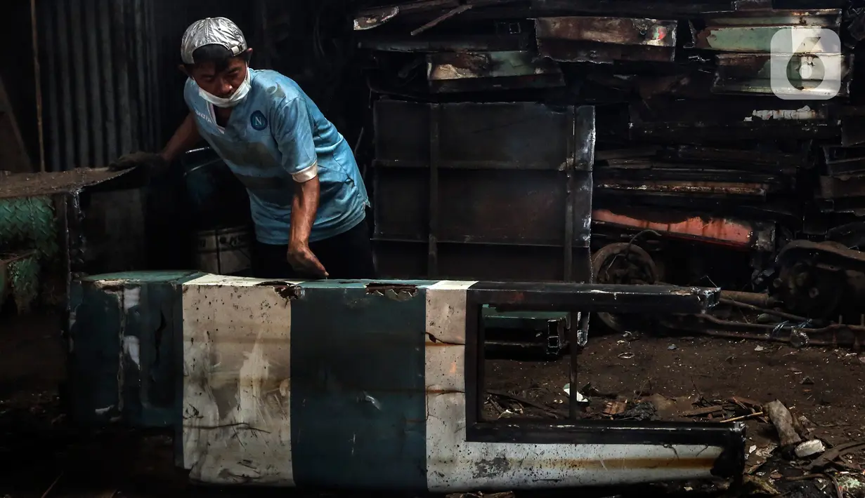 FOTO: Nasib Kopaja Tua yang Kini Dijual Kiloan - Foto Liputan6.com