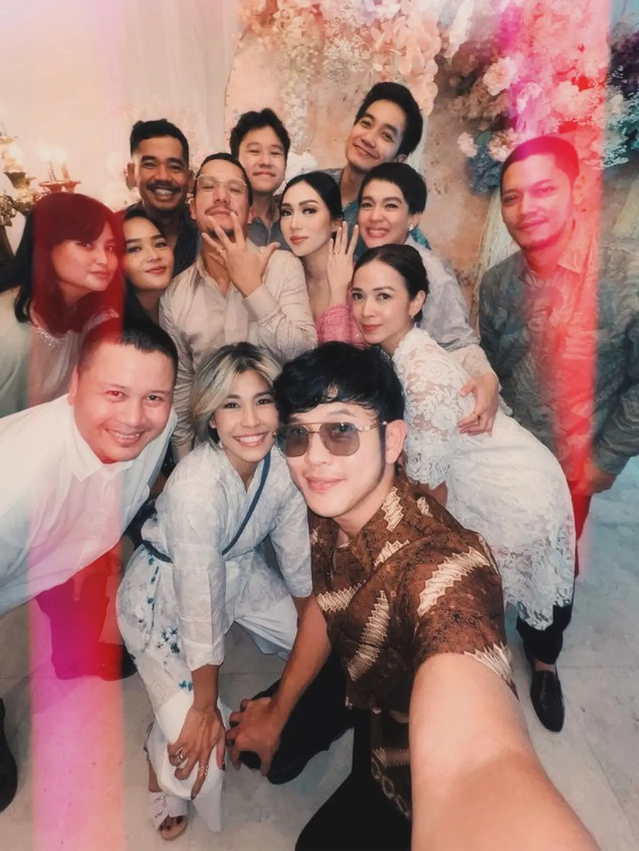 Angga Puradiredja Vokalis Maliq & D'Essential Lamar Kekasihnya Dewi ...