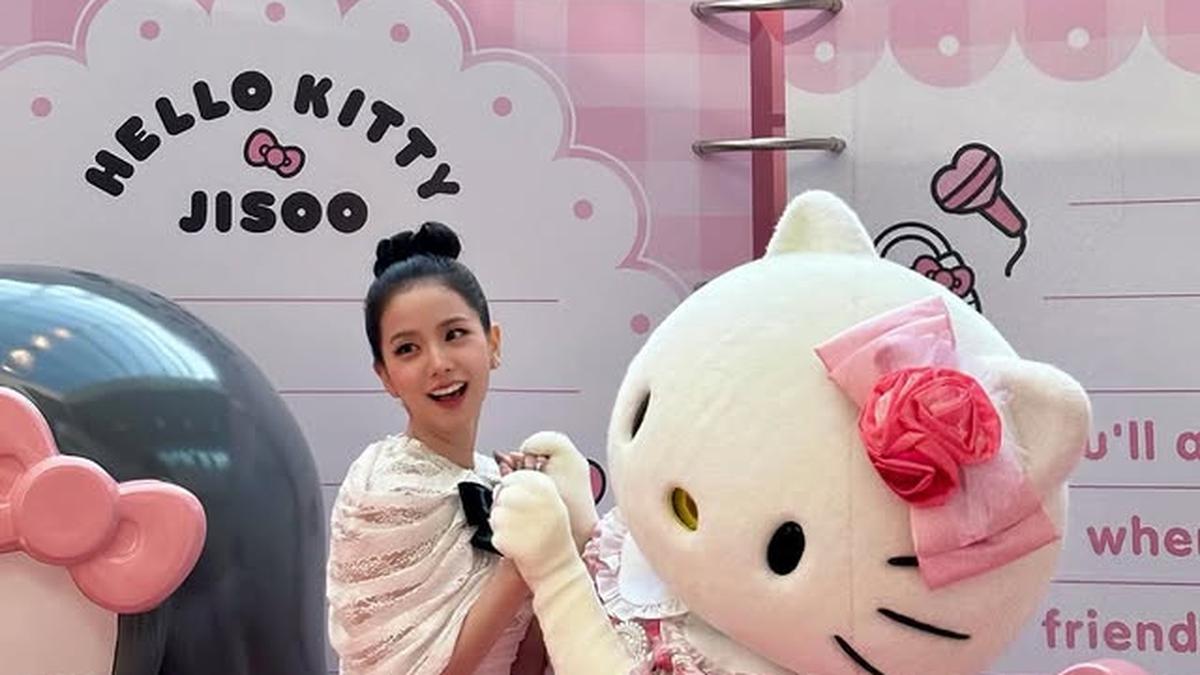 Kolaborasi Gemas, Jisoo BLACKPINK x Hello Kitty Rilis Tumbler dan Blind Box