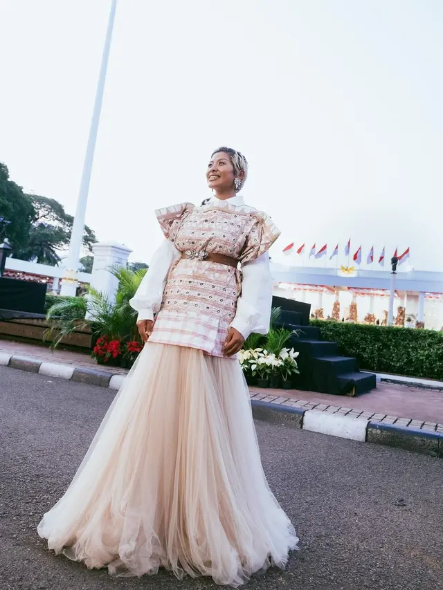 Tampil di Upacara 17 Agustus, Ini 6 Potret Menawan Dira Sugandi - Hot ...