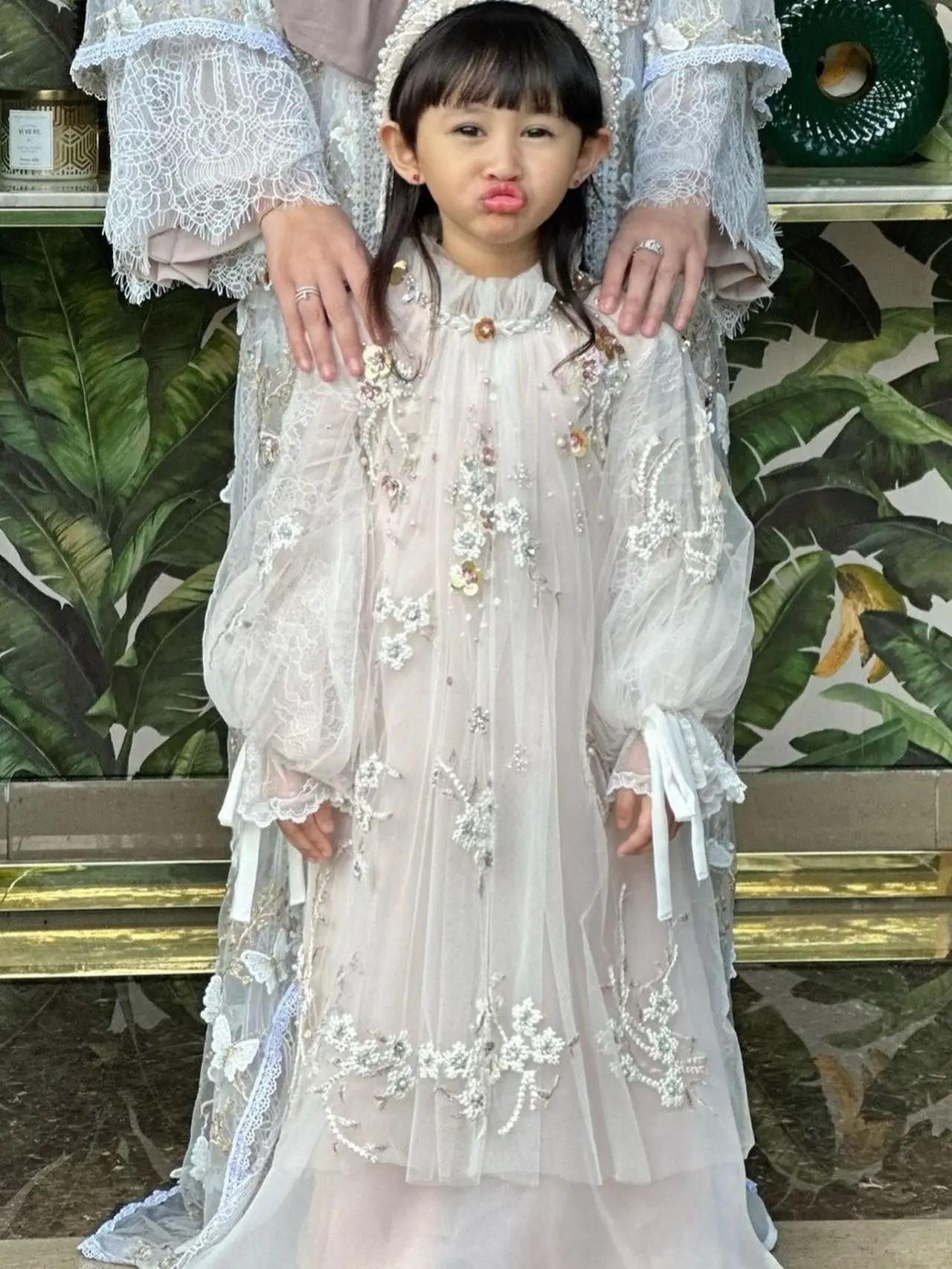 10 Potret Khalisa Anak Kartika Putri saat Lebaran, Cantik Bak Princess
