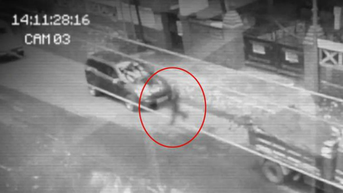 Ini Penampakan Hantu Menyeberang Jalan yang Terekam CCTV? - Global ...
