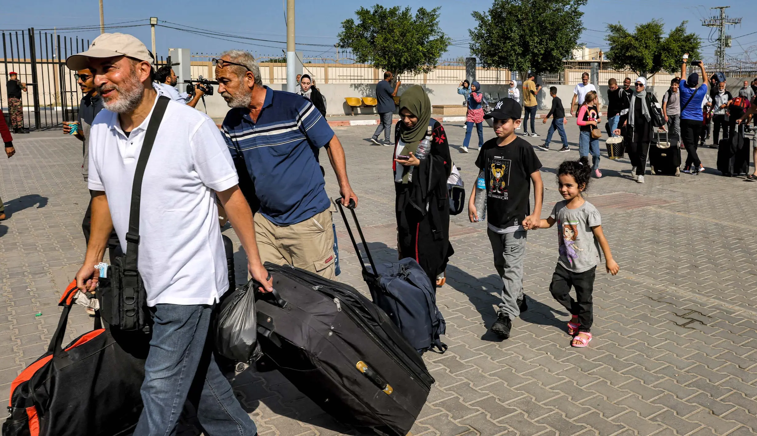 Kali Pertama Sejak Perang Hamas-Israel Memanas, Perbatasan Rafah Dibuka ...