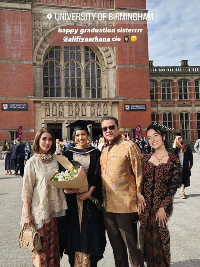 7 Potret Wisuda Alifiya Arkana Putri Dede Yusuf di Inggris, Outfit ...