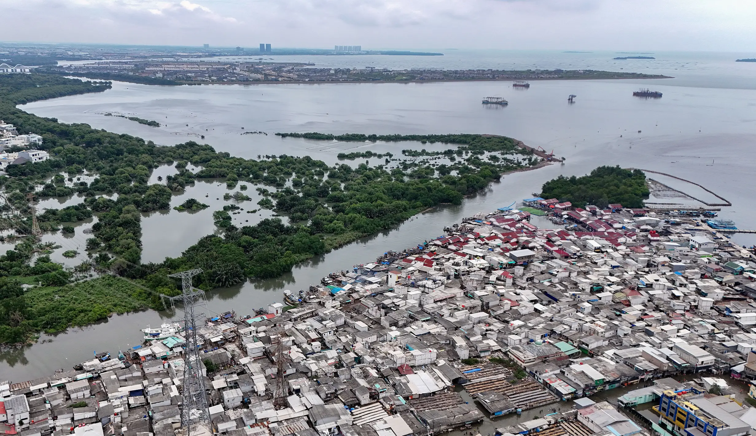 Pemandangan Udara Pesisir Jakarta yang Terendam Banjir Rob - Foto Liputan6.com