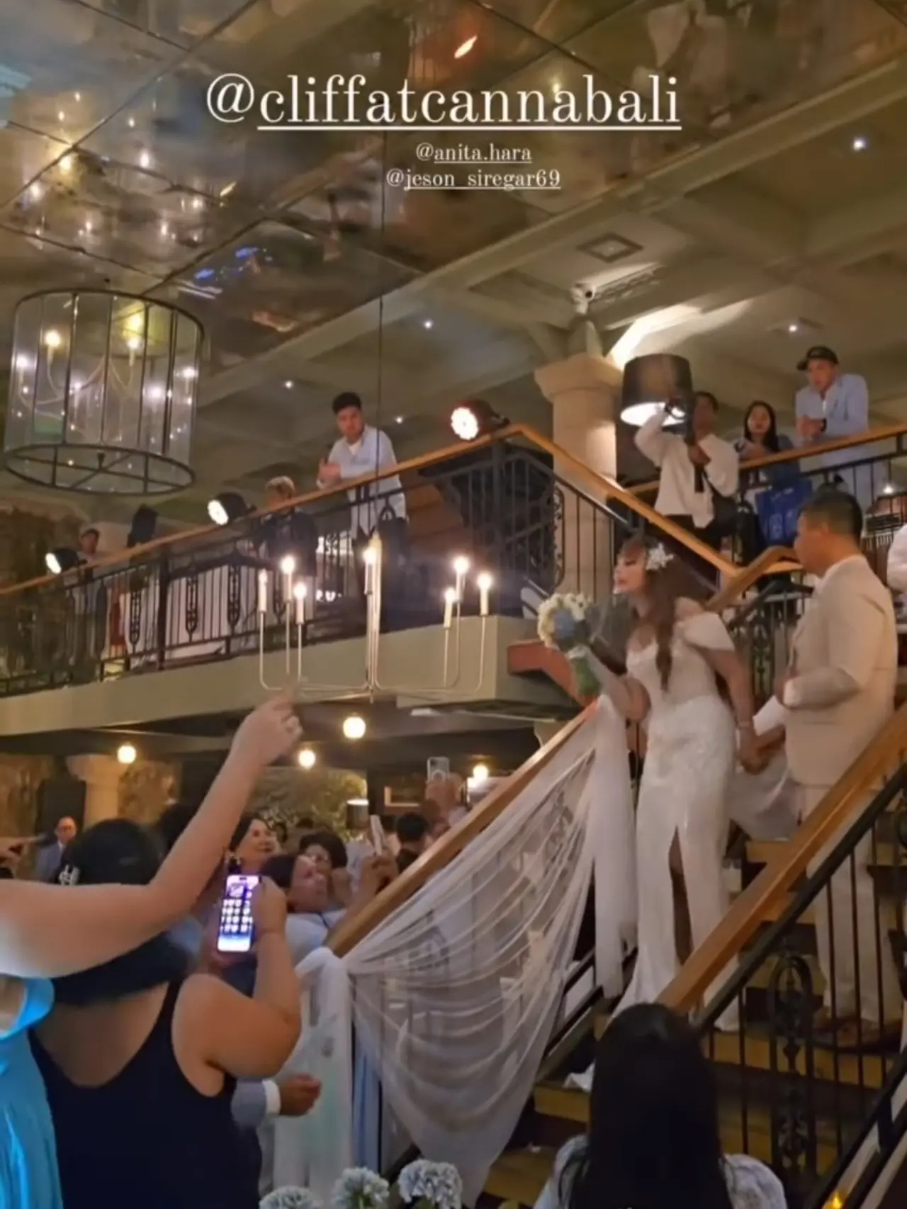 8 Potret Pernikahan Kedua Anita Hara Pemeran ‘Arisan Brondong’ di Bali, Nikahi Bos - Hot ...