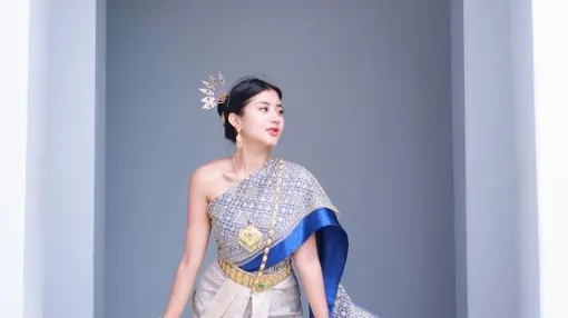 Penyanyi Amerika Lizzo Berlibur di Bali, Melokal Kenakan Aksesoris ...