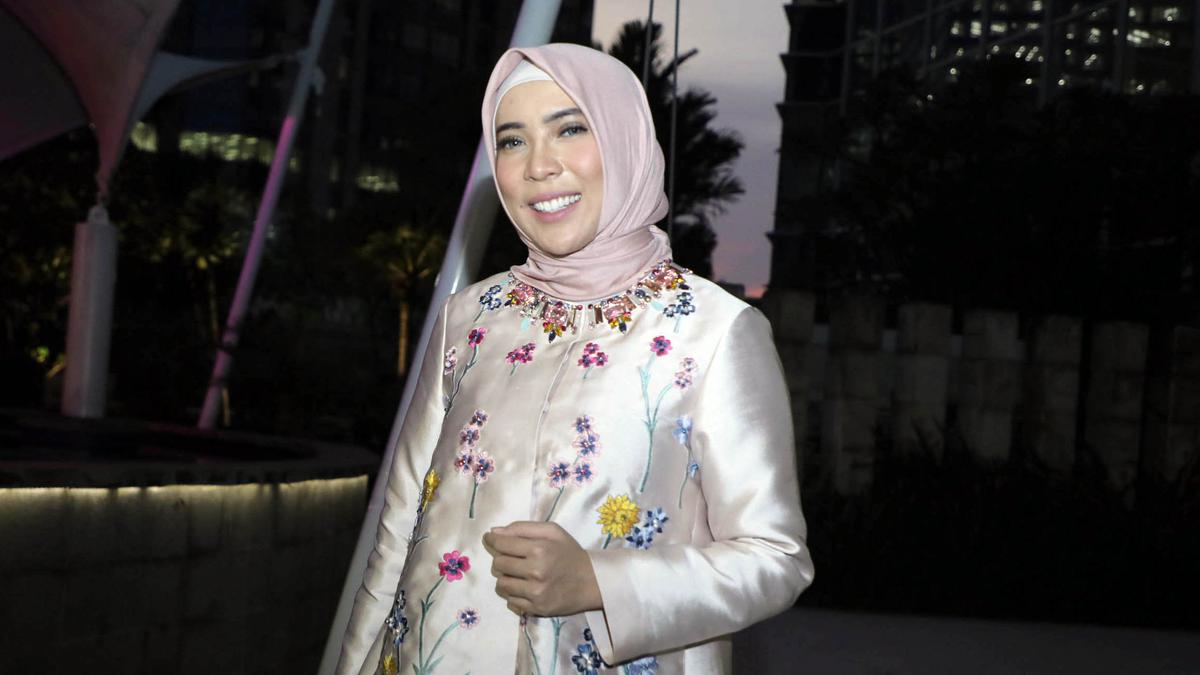 Fitri Tropica dan Prestasinya yang Membanggakan di Hadapan Suami