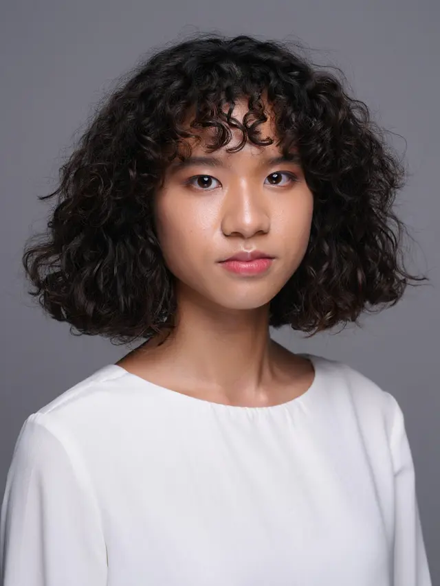 7 Gaya Poni Rambut Keriting yang Lagi Hits, Bikin Tampilan Makin ...