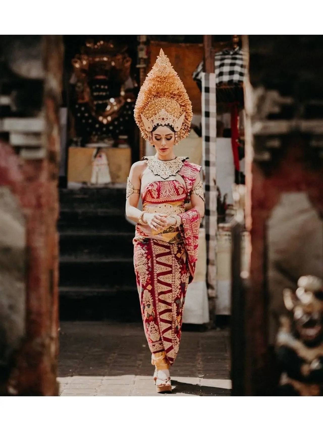 6 Gaya Nora Alexandra saat Pakai Mahkota Putri Bali, Cantik Memesona ...
