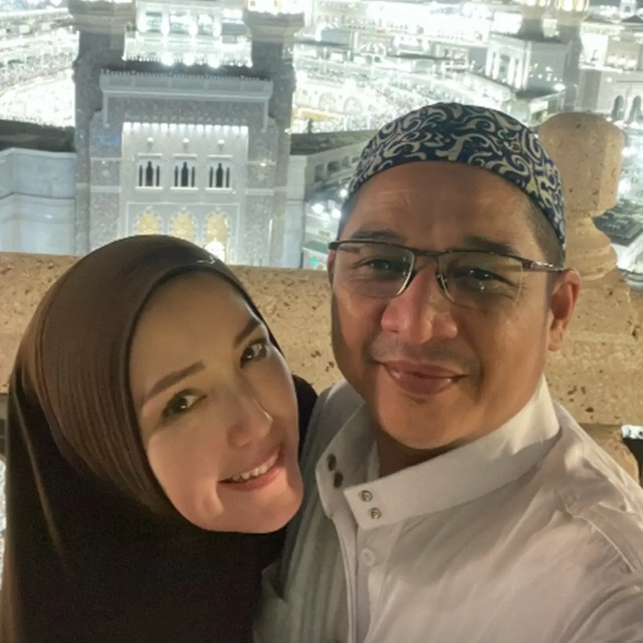 Potret Kebersamaan Pasha Ungu dan Adelia Jalani Ibadah Haji di 2025, Penuh Kehangatan - ShowBiz ...