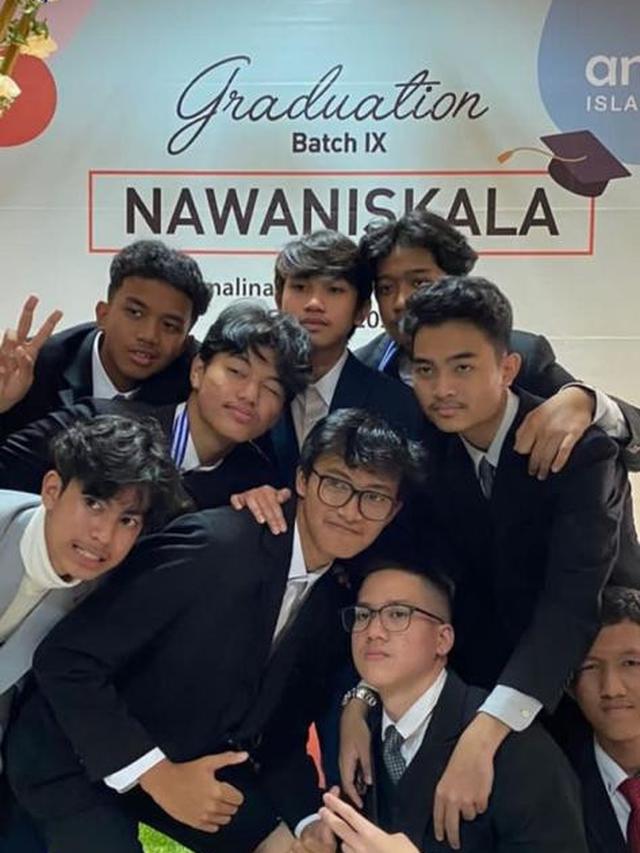 6 Momen Wisuda Anak Kembar Fadlan Muhammad, Dihadiri Mantan Istri - Hot ...