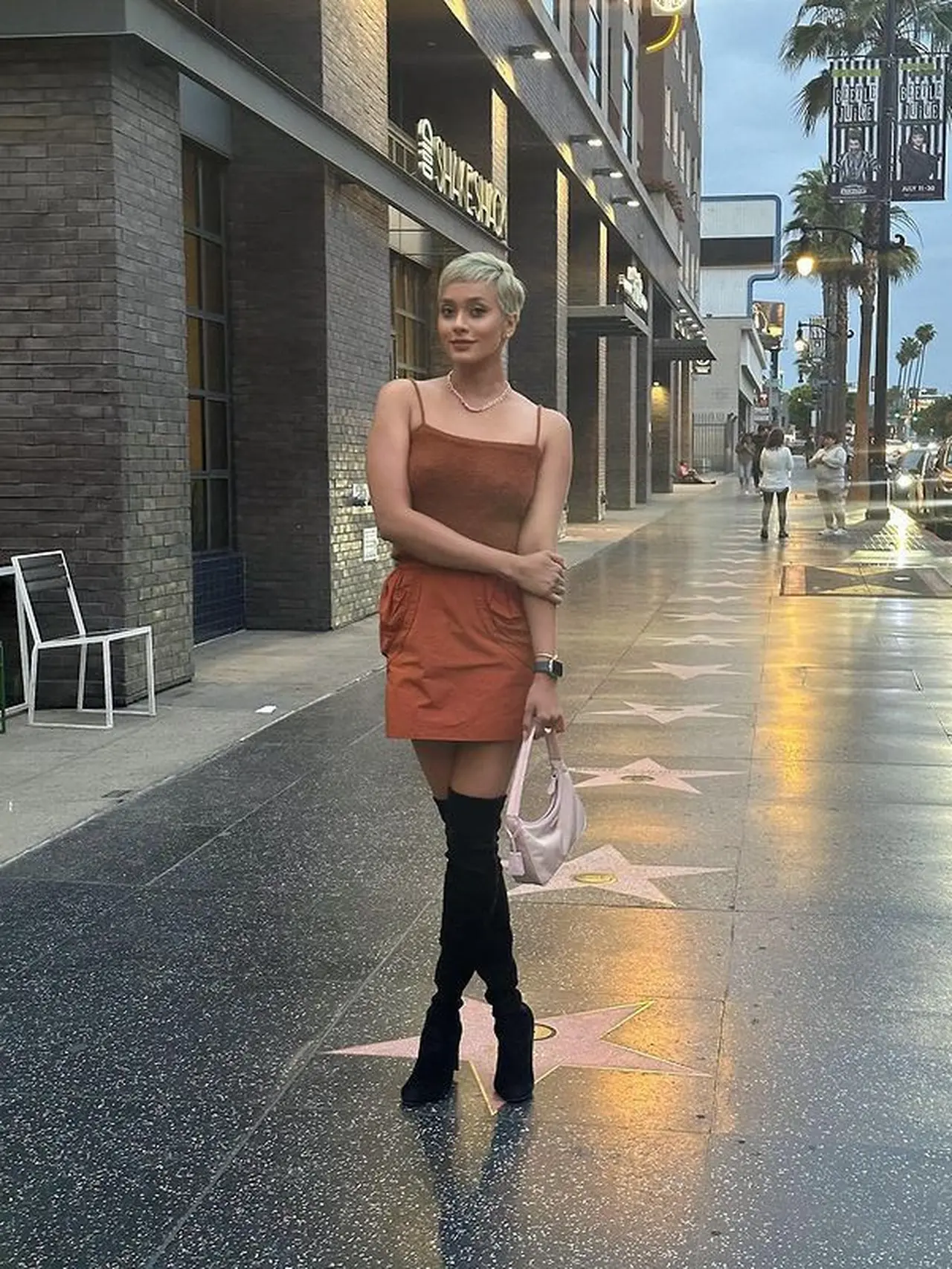 10 Gaya Kimmy Jayanti yang Tetap Stylish, Saat Sendiri Maupun Momong Anak