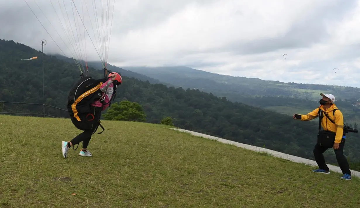 FOTO: Memacu Adrenalin Naik Paralayang di Puncak Bogor - Foto Liputan6.com