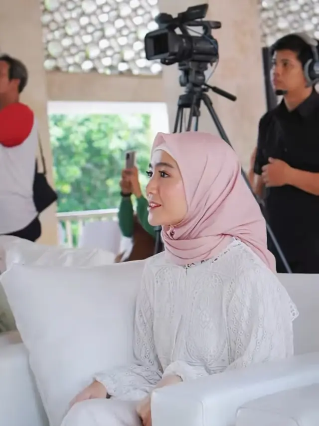 7 Potret Febby Rastanty Jadi ‘Istri’ Agus Mulyadi di Film Seni Memahami Kekasih - Hot Liputan6.com