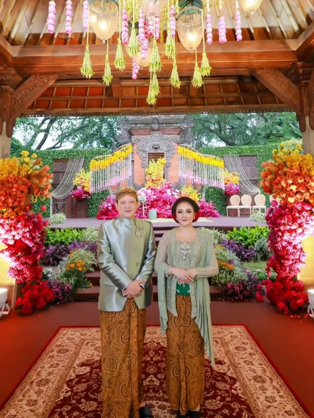 6 Model Kebaya Suci Winata Istri ke-4 Ari Sigit, Penampilan di Unduh ...