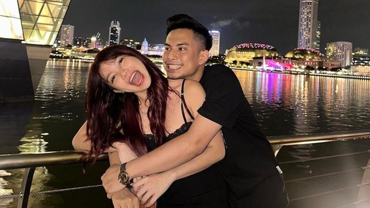 6 Potret Kebersamaan Okin dengan Pacar Barunya Saat Liburan di ...