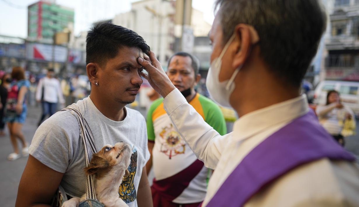 Ratusan Umat Katolik di Manila Peringati Rabu Abu