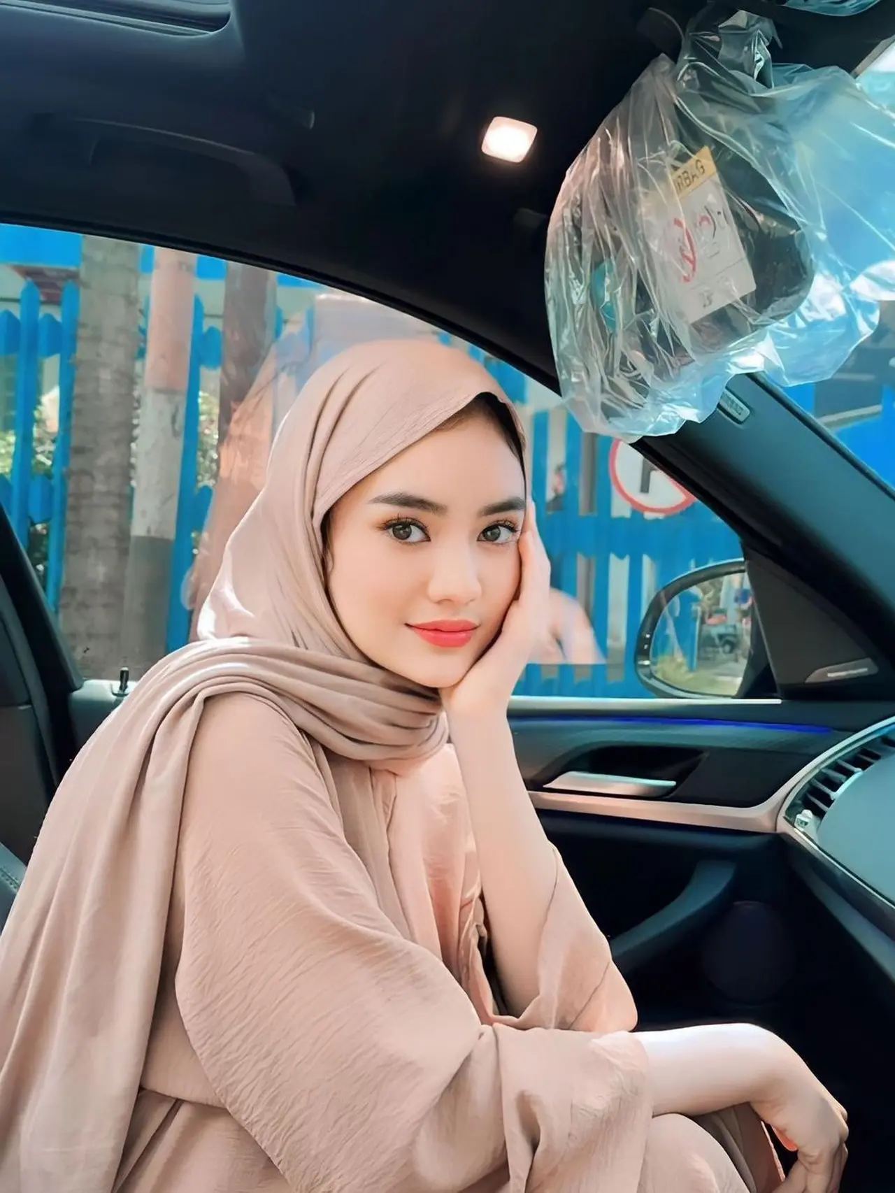 Sederet Potret Cantik Janis Aneira, Putri Mantan Preman yang Sukses ...